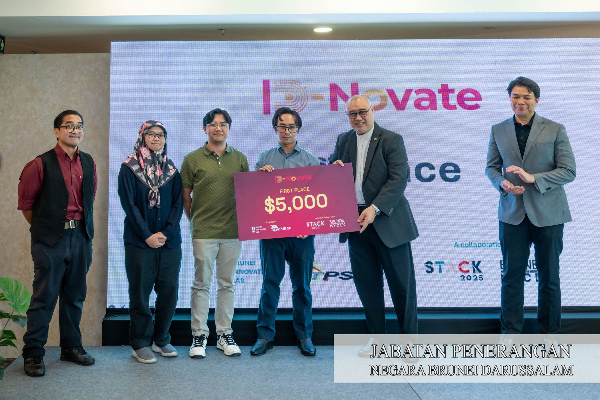 Berita Terkini - Pemenang STACK 2025 terima hadiah